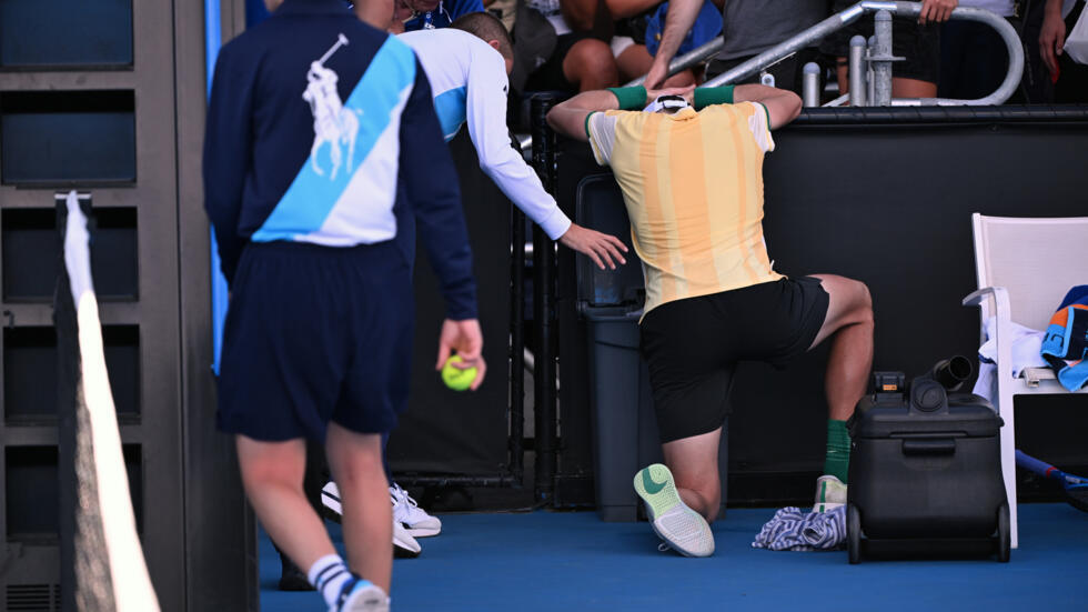 Stress-hit Draper vomits on court at Australian Open
