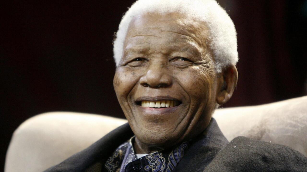 Ex-presidente sul-africano Nelson Mandela, 94 anos, internado para “exames”