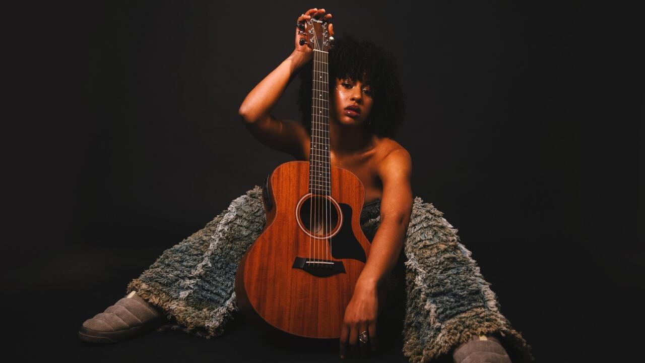 Dinaa, nouvelle voix de la pop française, revient avec l'EP «Finalement ...