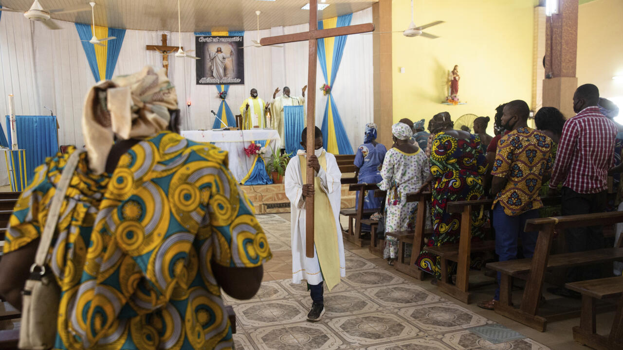 À la Une: le week-end de Pâques célébré dans de nombreux pays du ...
