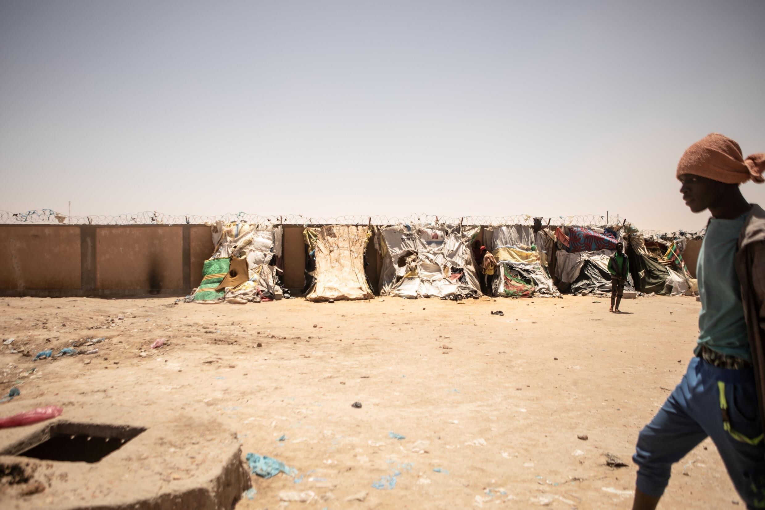 Thousands of migrants stranded in north Niger's scorching desert