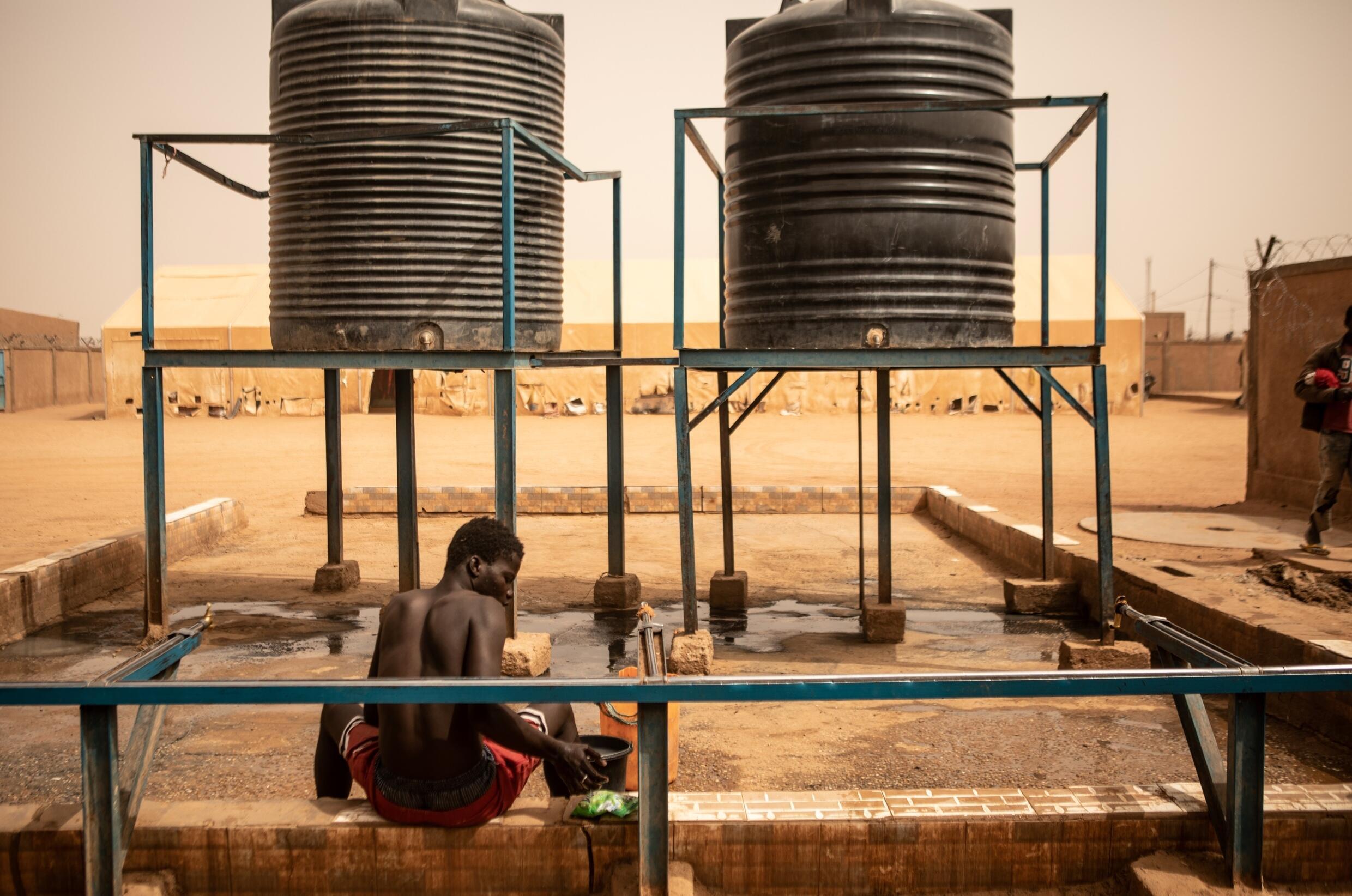 Thousands of migrants stranded in north Niger's scorching desert