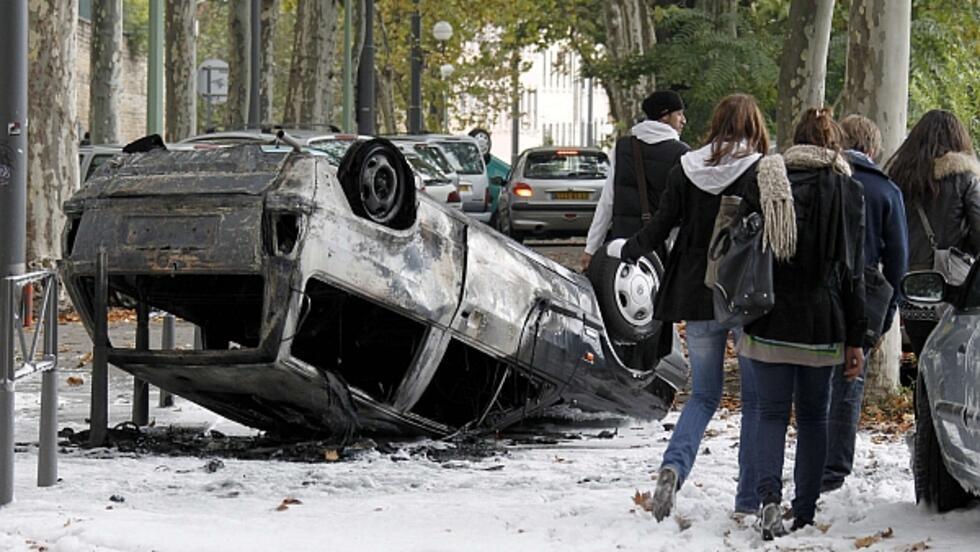 Students across France clash with police over pension reforms