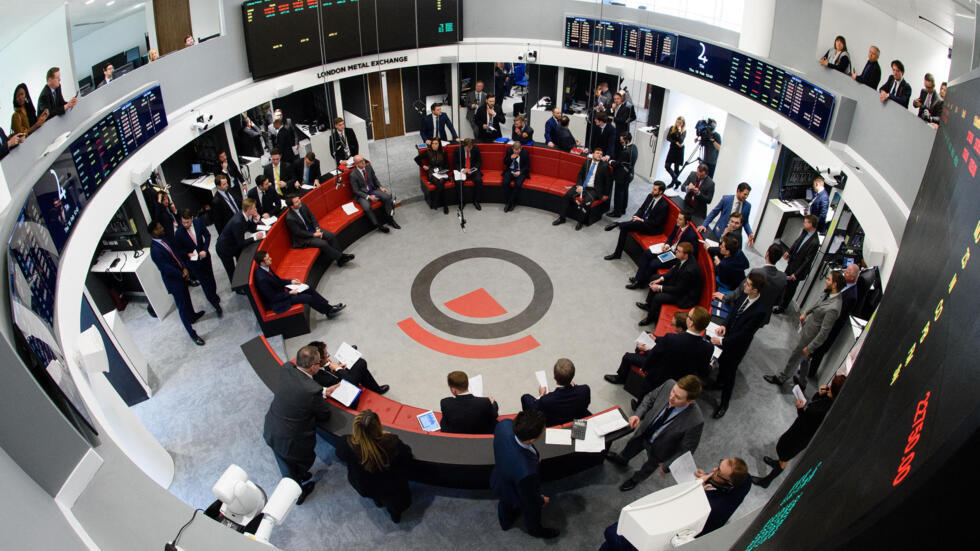 Négoce de métaux: le célèbre ring du LME va finalement rouvrir ...