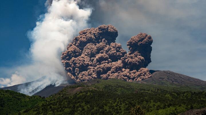 En Italie, le volcan Etna crache un énorme panache de cendres et de gaz