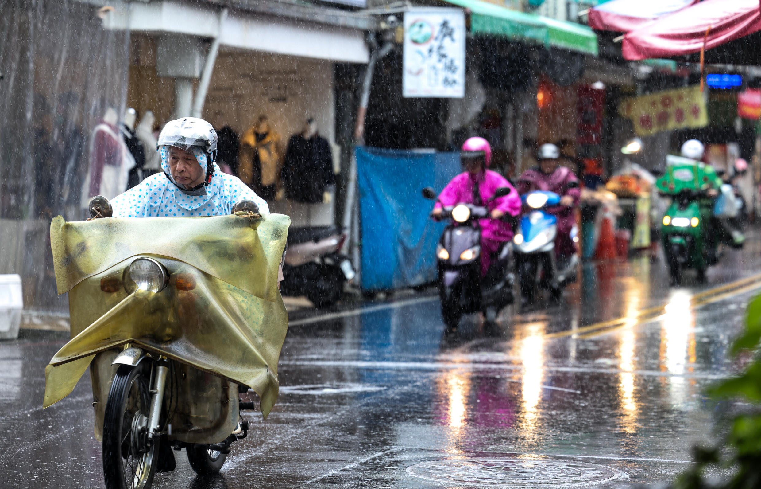 Wind, rain batter Taiwan as Super Typhoon Kong-rey nears