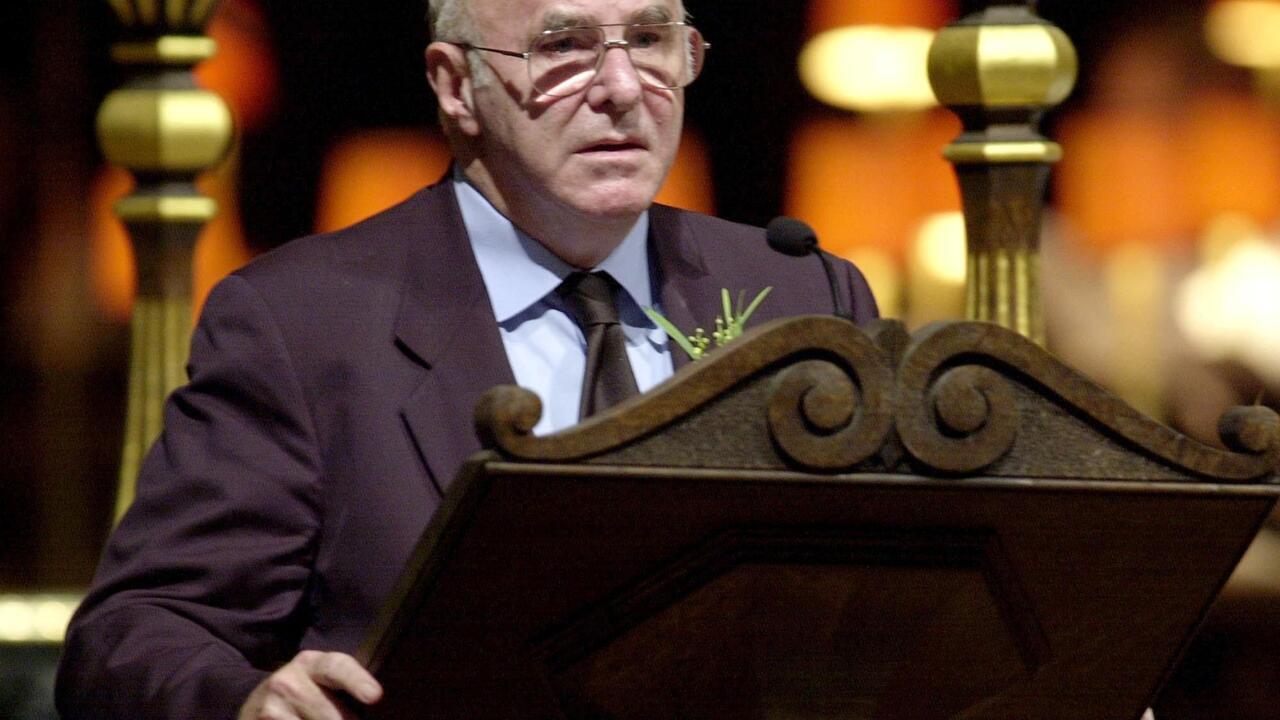 Australian broadcaster Clive James dies after long struggle with cancer