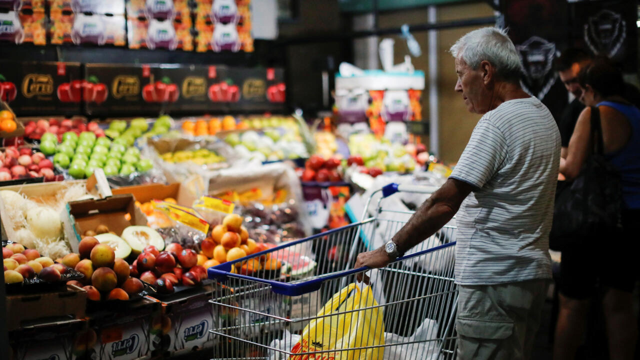La inflación en Argentina alcanza los tres dígitos por primera vez desde 1991