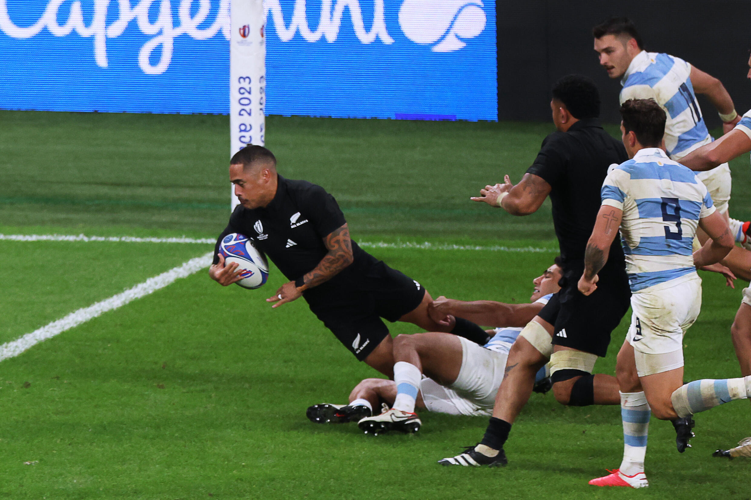 El último baile en París para el All Black Aaron Smith
