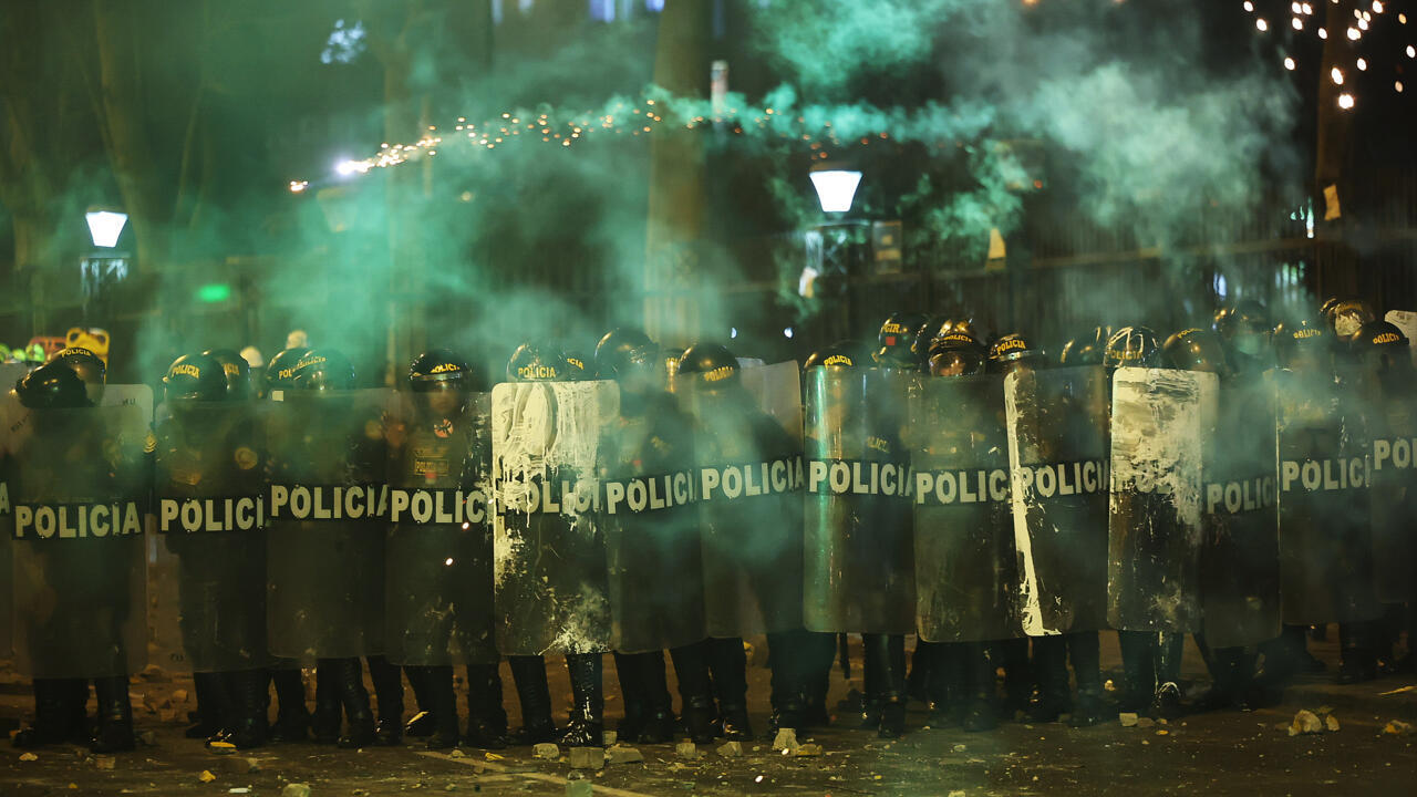 Un muerto y 100 heridos en una protesta masiva tras instalarse el nuevo ...