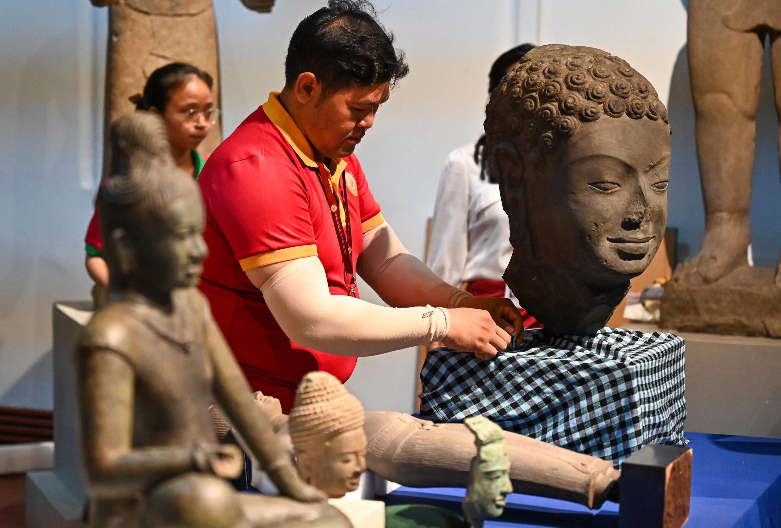 El Met de Nueva York devuelve obras de arte jemer a Camboya