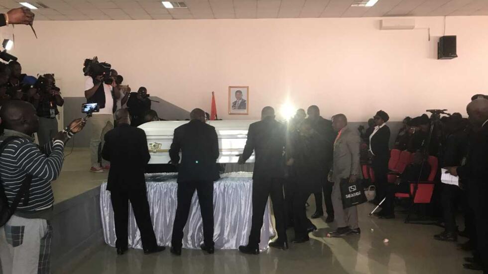 Angola: Corpo de Savimbi recuperado pela família