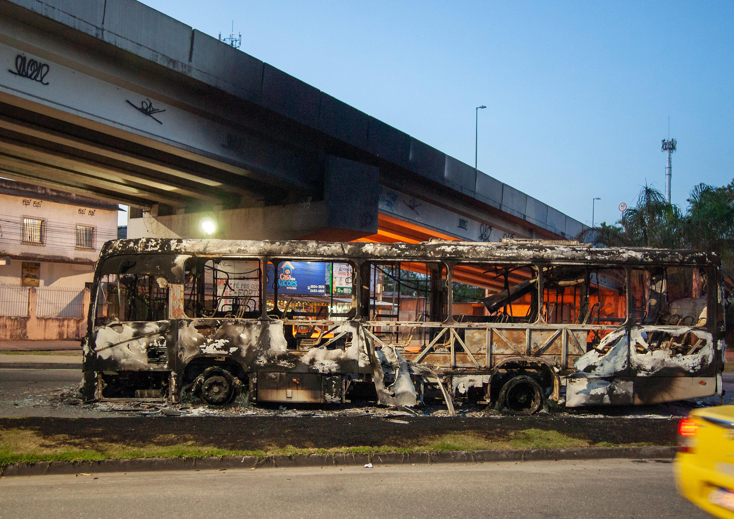 Parapoliciales incendian buses y un tren en Rio tras operación policial