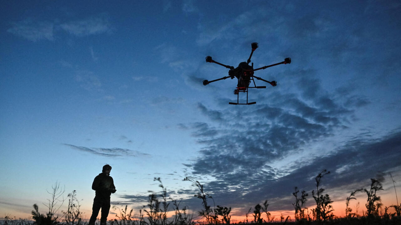 Ukraina tấn công nhiều kho dầu, đường ống khí đốt, cơ sở quân sự Nga