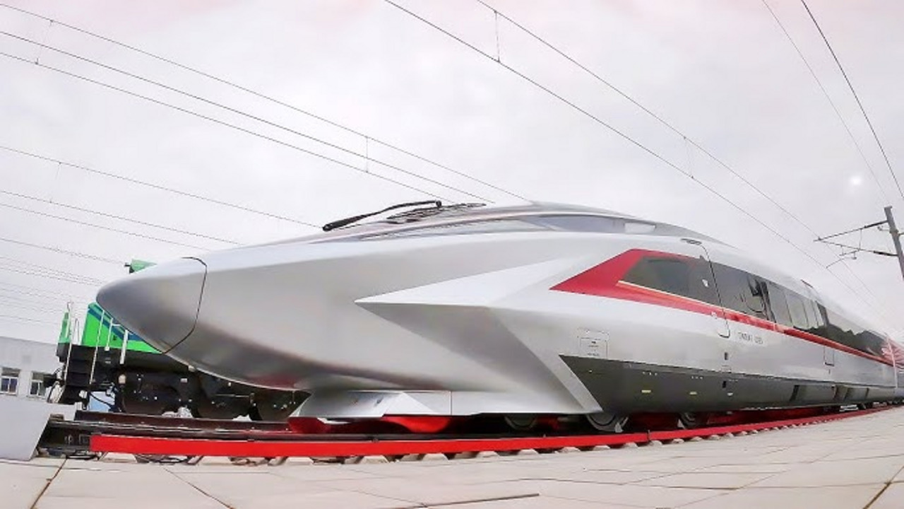 中国两列时速400公里的CR450动车组列车首次亮相