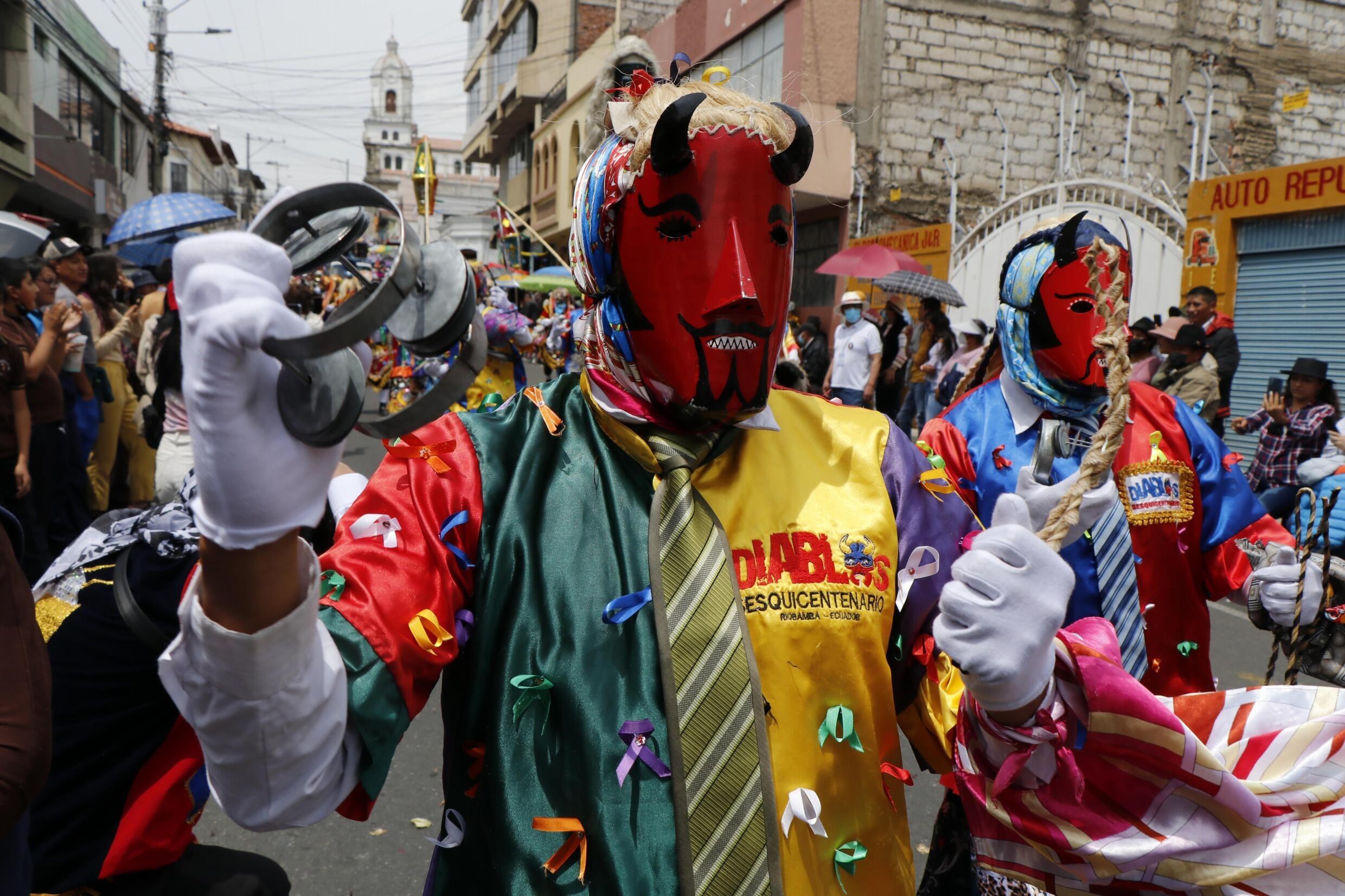 Diablos de hojalata bailan para el "rey de reyes" en Ecuador