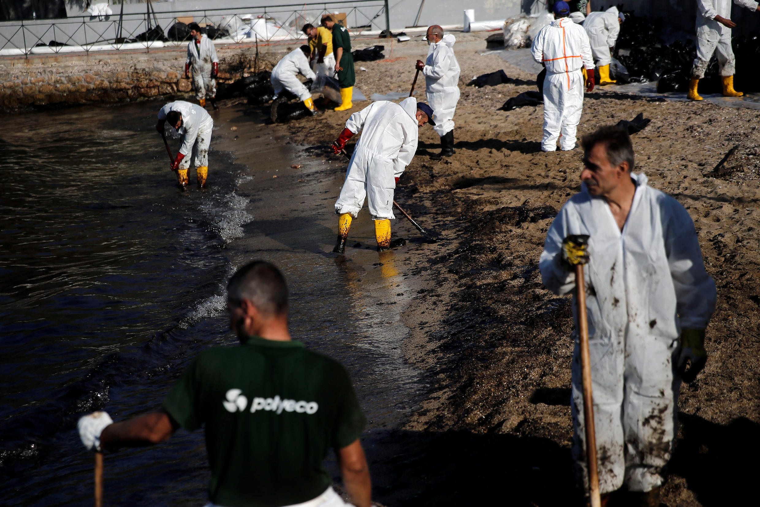 Grèce: la pollution au mazout gagne le Pirée