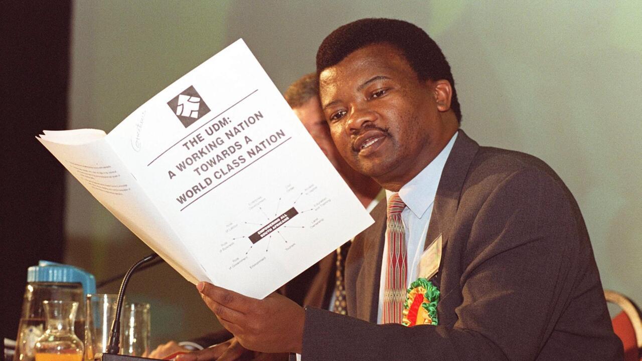 Bantu Holomisa: Mandela «a sauvé son pays d'un bain de sang»