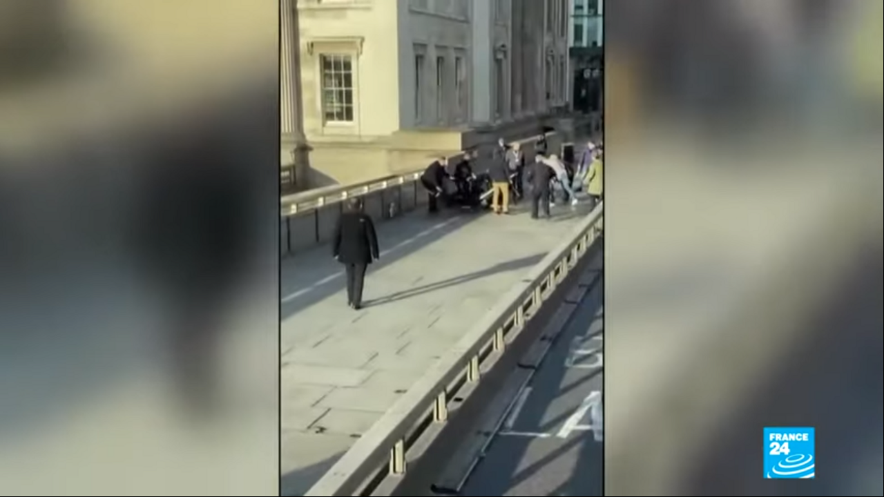 Bystanders hailed as heroes for tackling London Bridge knife attacker