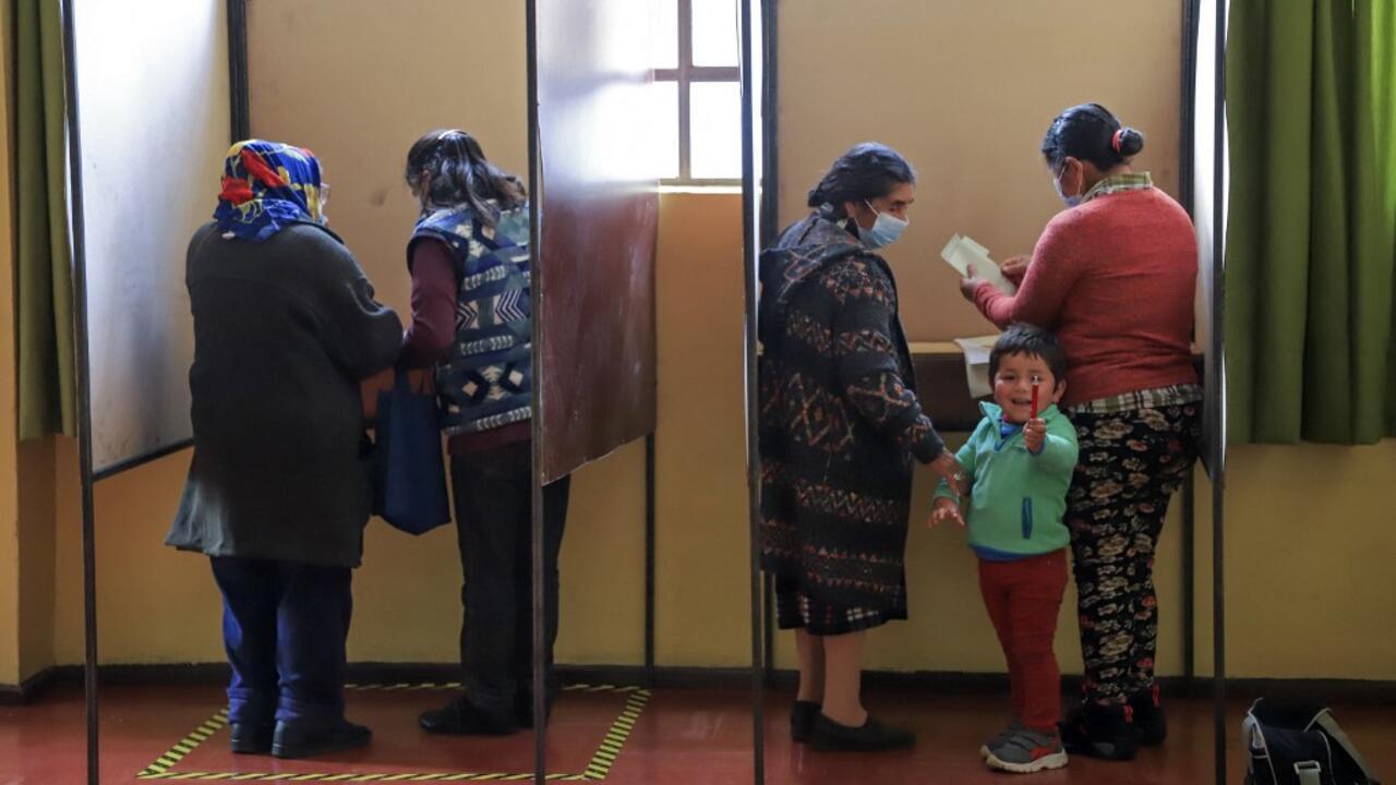 Les Chiliens se rendent aux urnes pour un vote historique - RFI