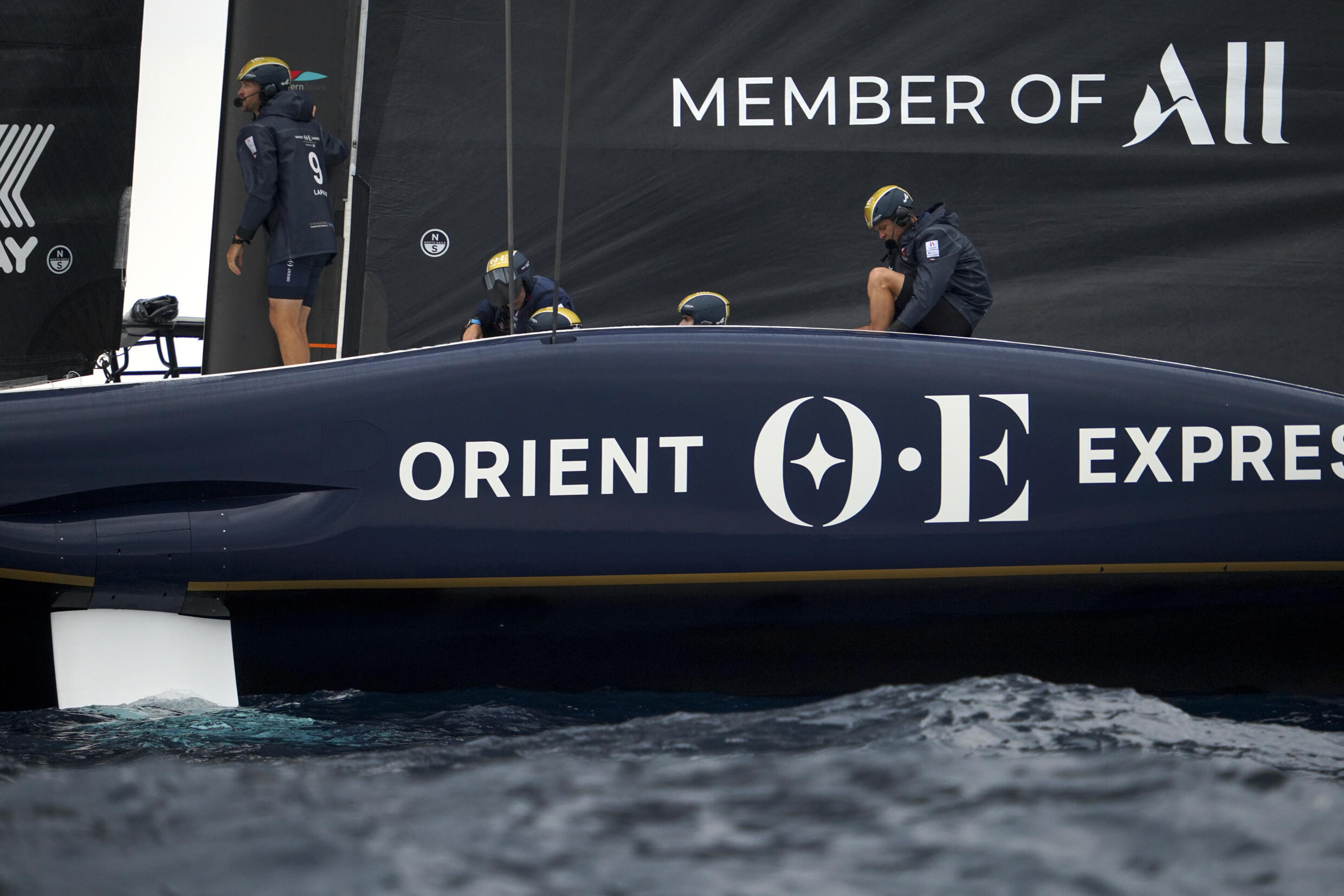 Coupe de l'America: l'AC75 du défi français prend son envol à Barcelone