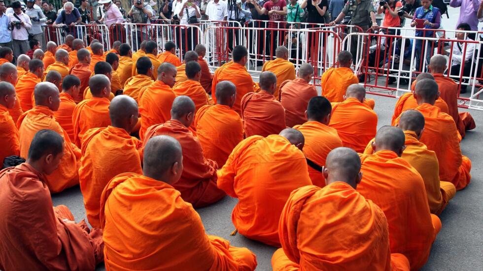 សមត្ថកិច្ច រារាំង មិនឲ្យ ក្រុម អ្នក តវ៉ា ចូល ទៅមុខ ព្រះបរមរាជវាំង