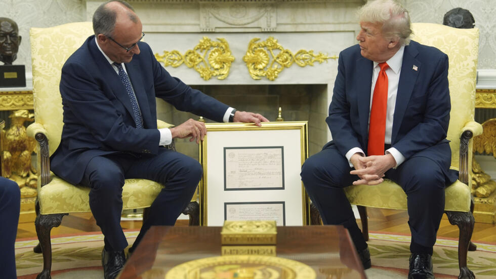 Rencontre cordiale entre Friedrich Merz et Donald Trump avec en toile ...