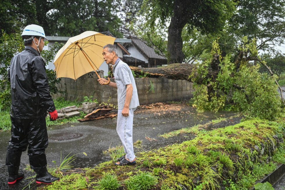 Powerful Typhoon Shanshan slams into southern Japan