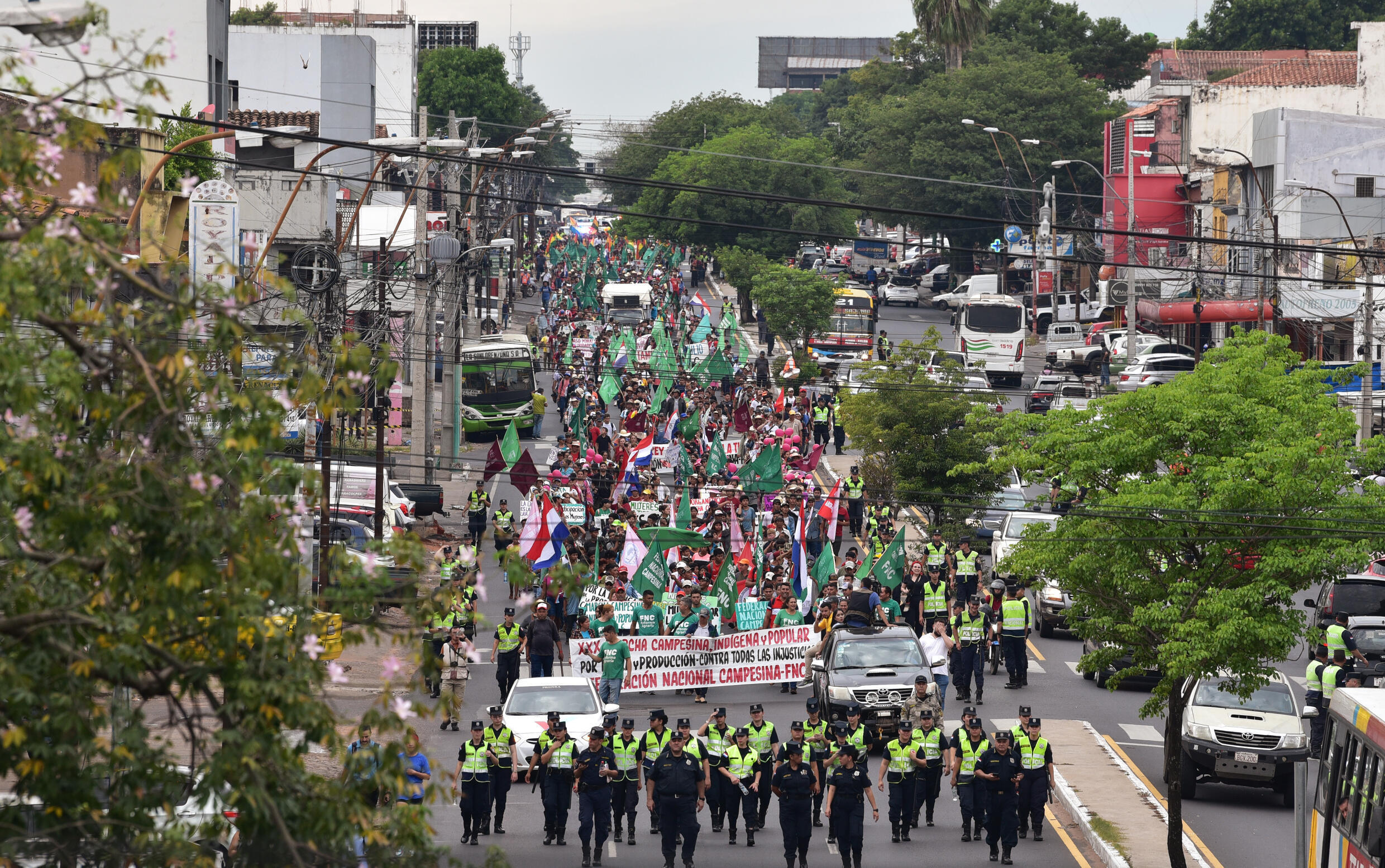 Campesinos e indígenas marchan en Paraguay para alertar por crisis ...
