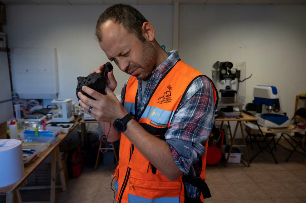 Beneath La Palma volcano, scientists collect lava 'to learn'