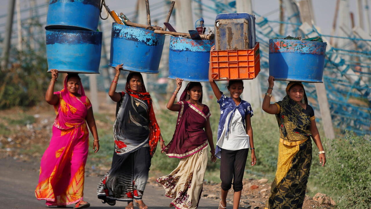 Rayuwata kashi na 171 ( Kalubalen mata a kasashen ketare) - Rayuwata