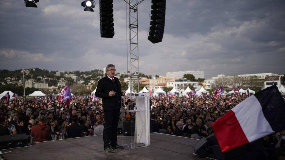 Mélenchon holds last campaign meeting and projects himself using 11 ...
