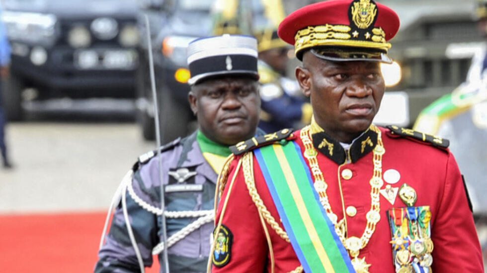Gabon: le projet de nouvelle constitution remis au président de la Transition