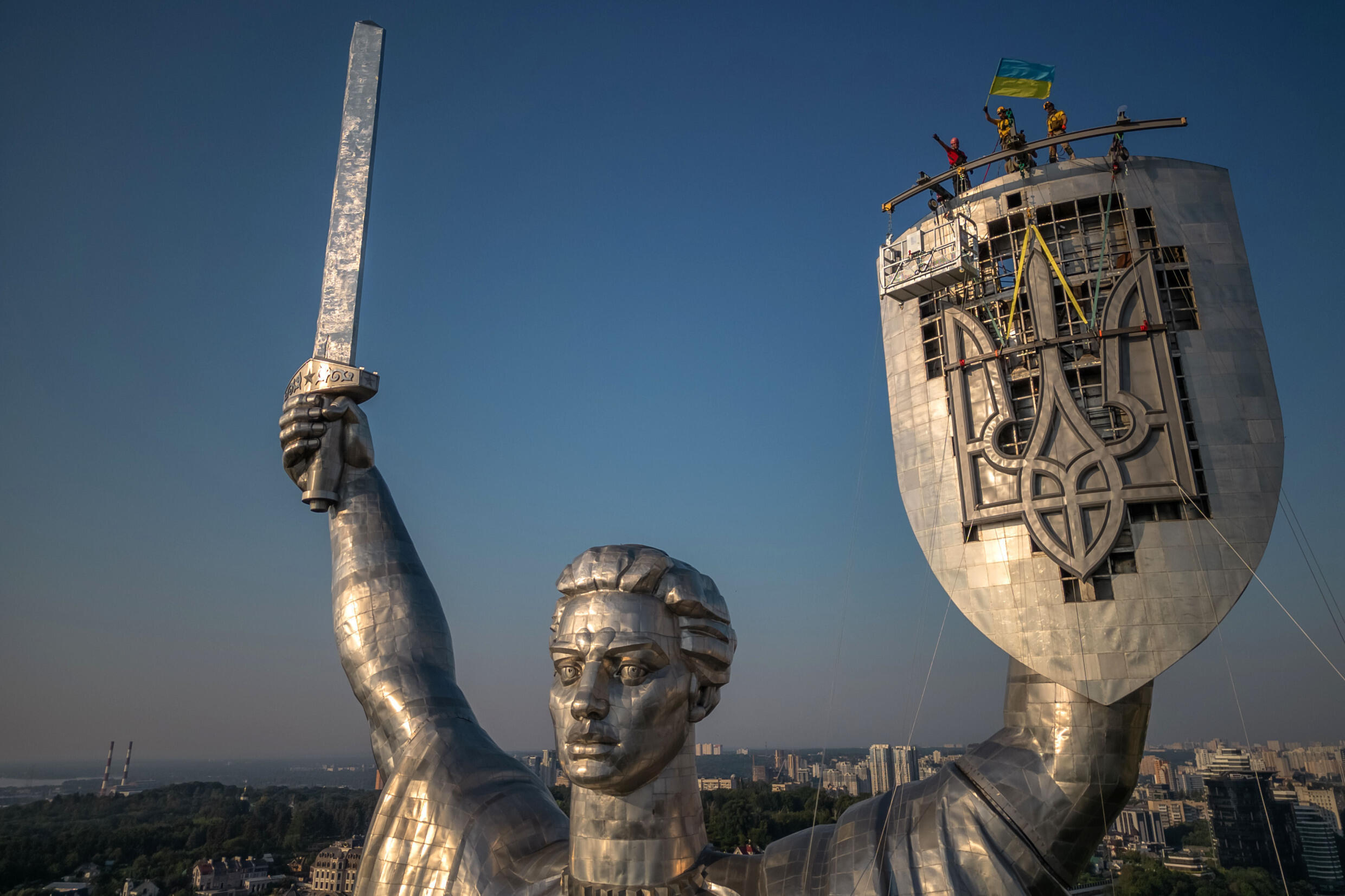 Ukraine puts trident in place of Soviet emblem on tallest statue