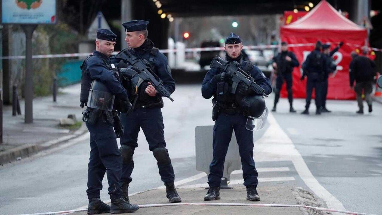 Counter-terror unit takes over probe into Paris knife attack