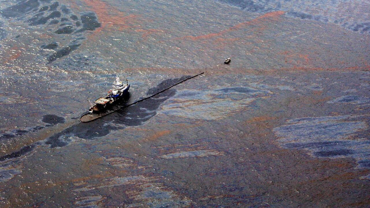 Maré negra faz agência rebaixar nota da petrolífera BP