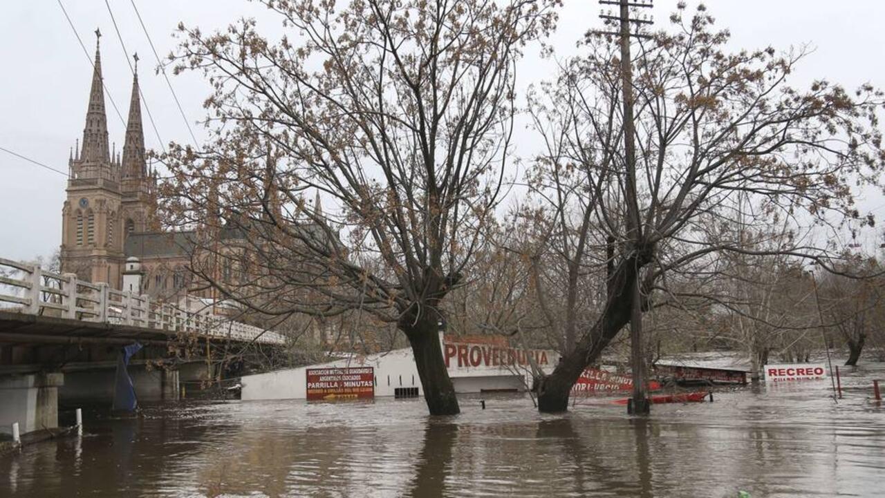 Inundações deixam dois mortos e milhares de desabrigados na Argentina