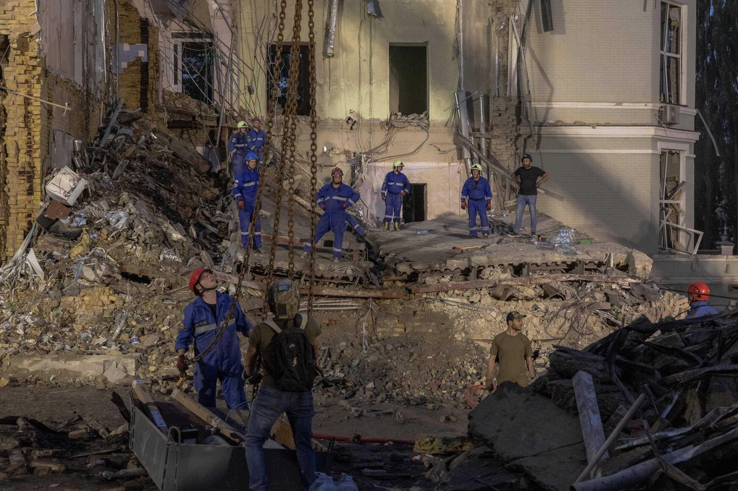 Kiev, de luto tras el bombardeo ruso de un hospital infantil