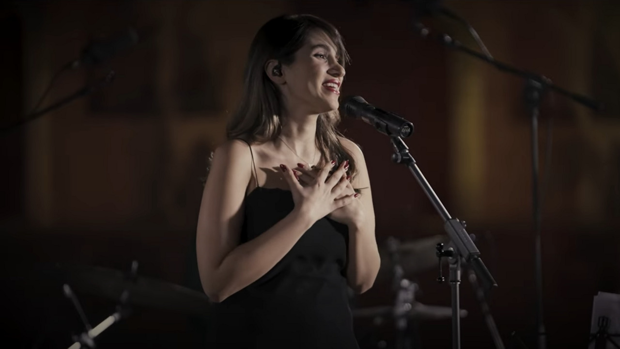 Iran: l'artiste Parastoo Ahmadi chante en ligne sans voile - RFI