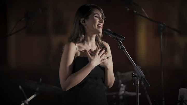 Iran: l'artiste Parastoo Ahmadi chante en ligne sans voile