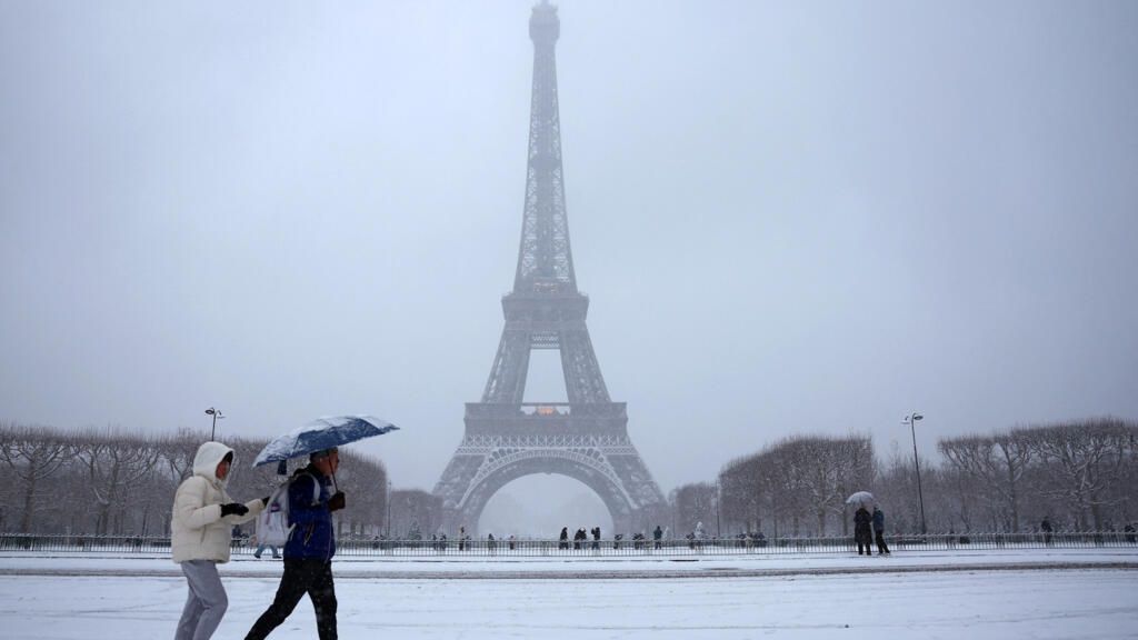 Tempestade de neve provoca redução de voos e paralisa transportes em ...