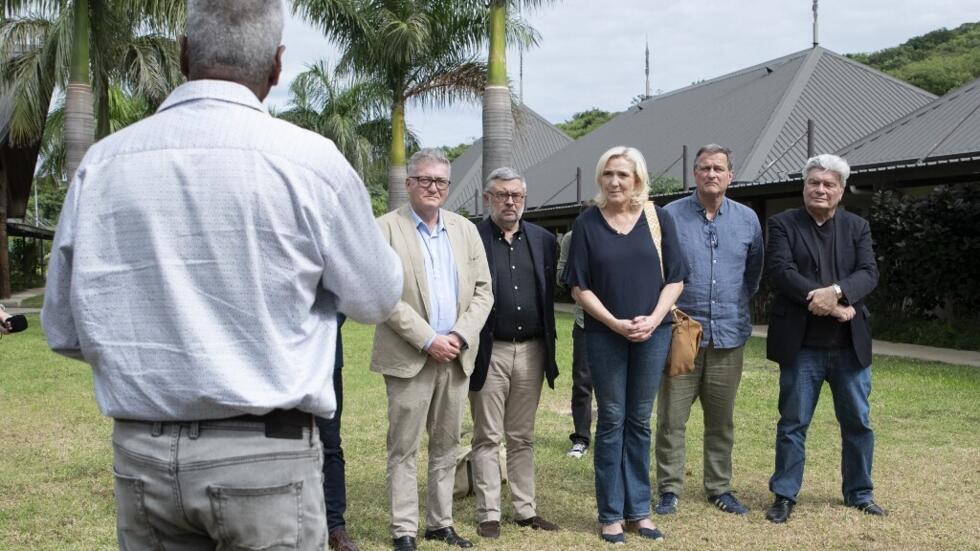Accusée de vouloir abandonner l'archipel, Marine Le Pen est chahutée en ...