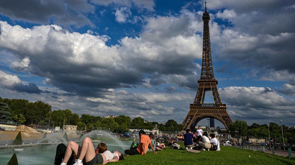 Detenido un hombre tras saltar en paracaídas desde la Torre Eiffel