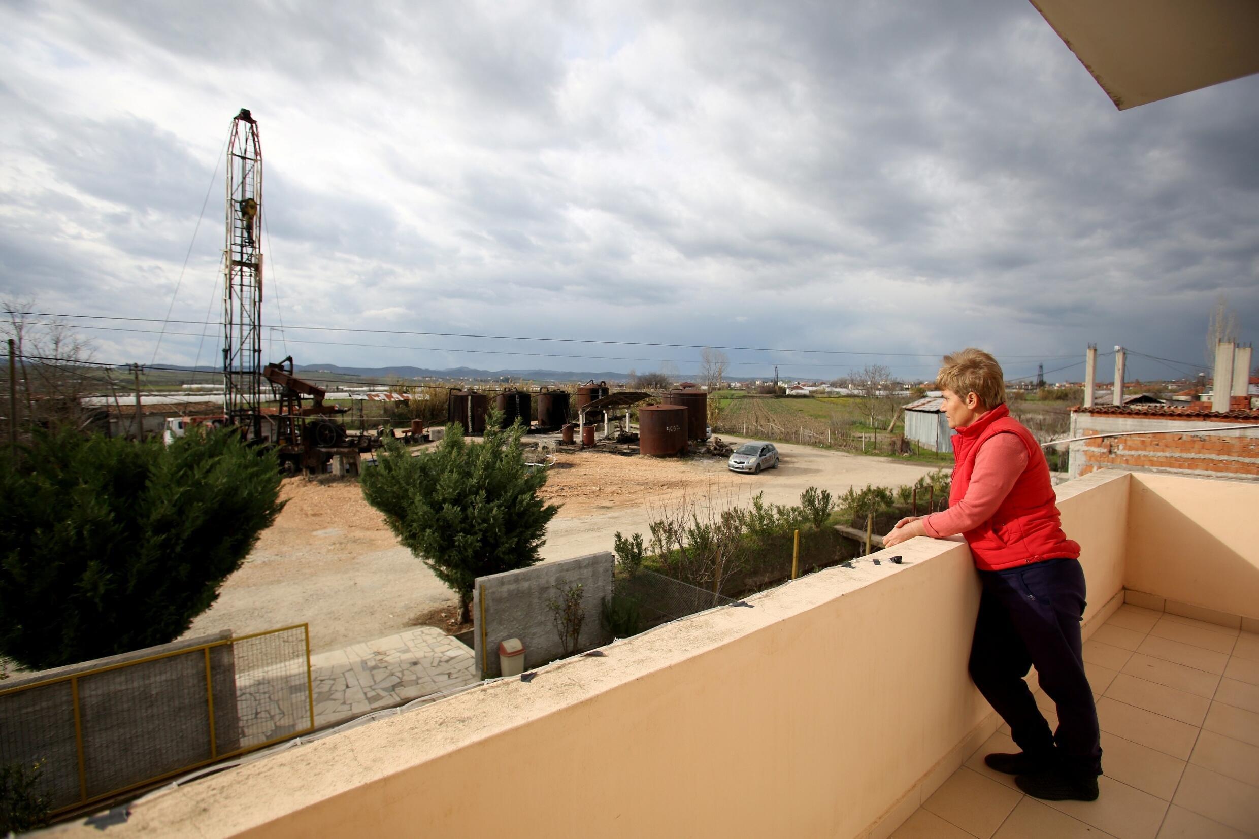 El petróleo ennegrece el paisaje y los pulmones en Albania