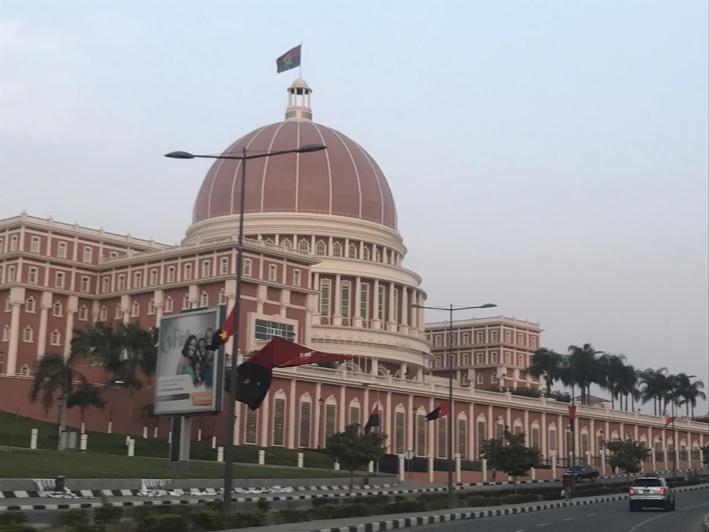 Angola : Deputados tomam posse no Parlamento