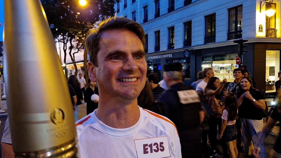 Un român a purtat flacăra olimpică, la Paris - RFI