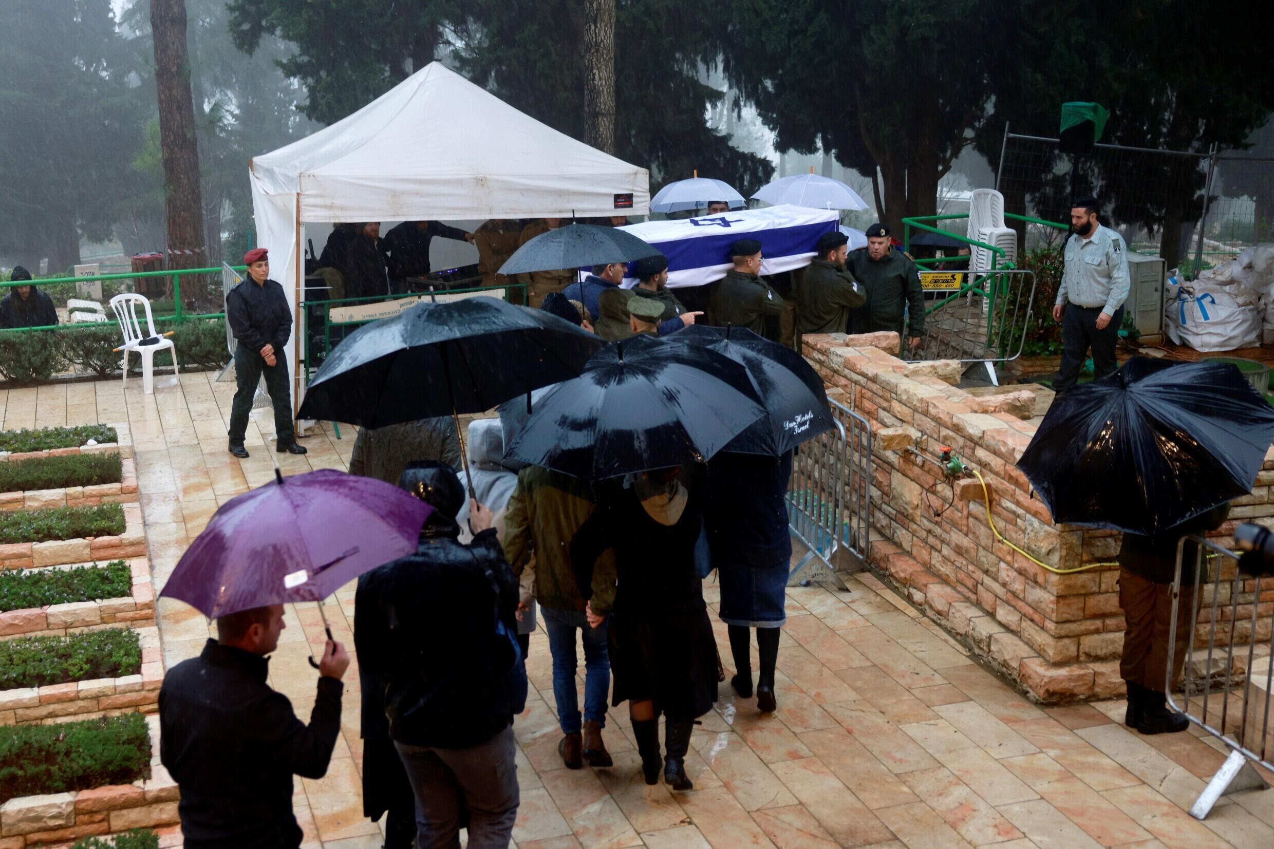 Cientos de israelíes asisten a los funerales de los soldados muertos en ...
