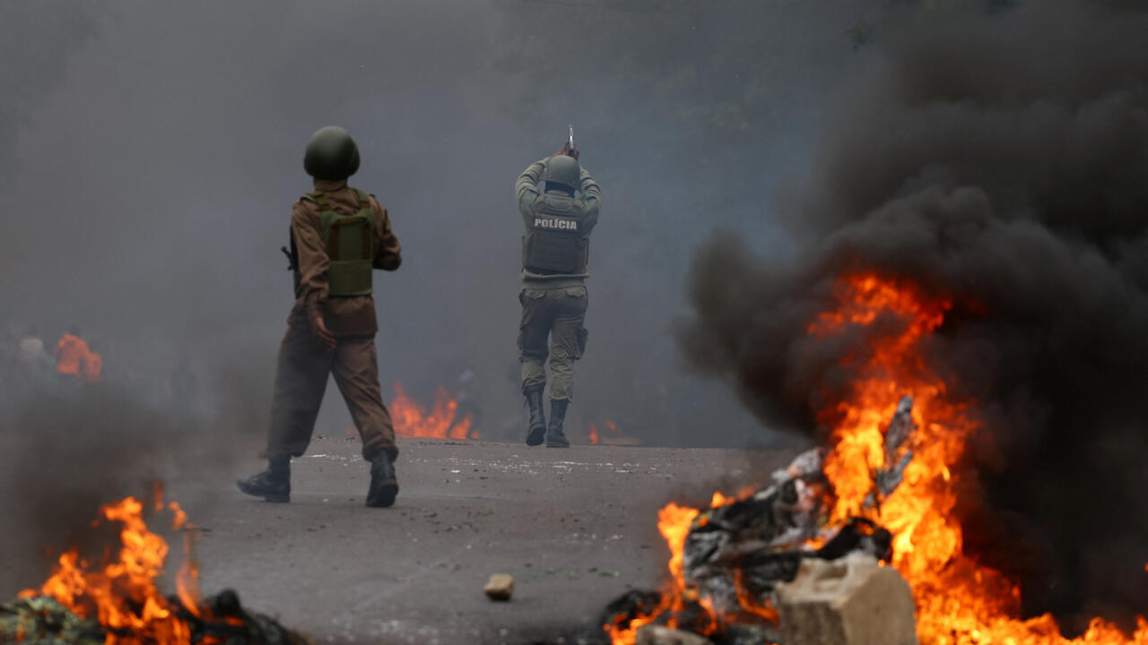 Tensions grow in Mozambique as police fire tear gas at protesters - RFI