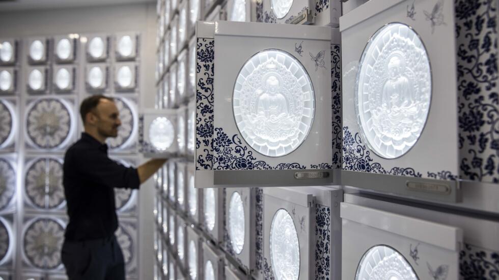 Un edificio lleno de nichos en la superdensa ciudad de Hong Kong