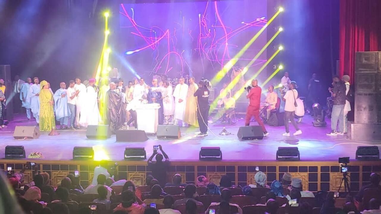 Baaba Maal mawninii, to Grand-Theatre, maanditaare duuɓi capanɗe nay ...